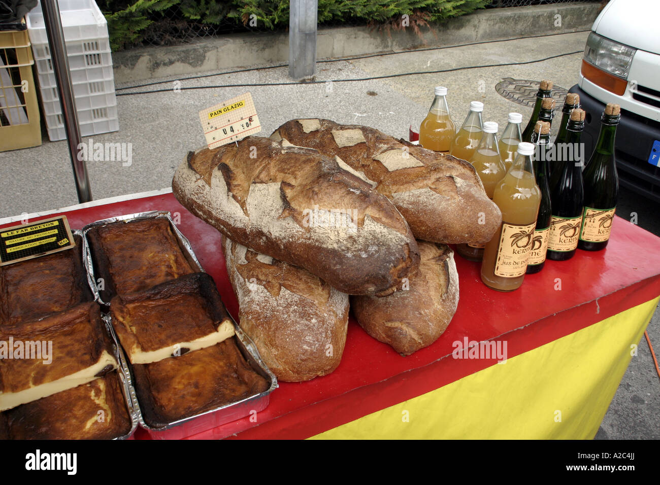 Huge loaf of bread hi-res stock photography and images - Alamy
