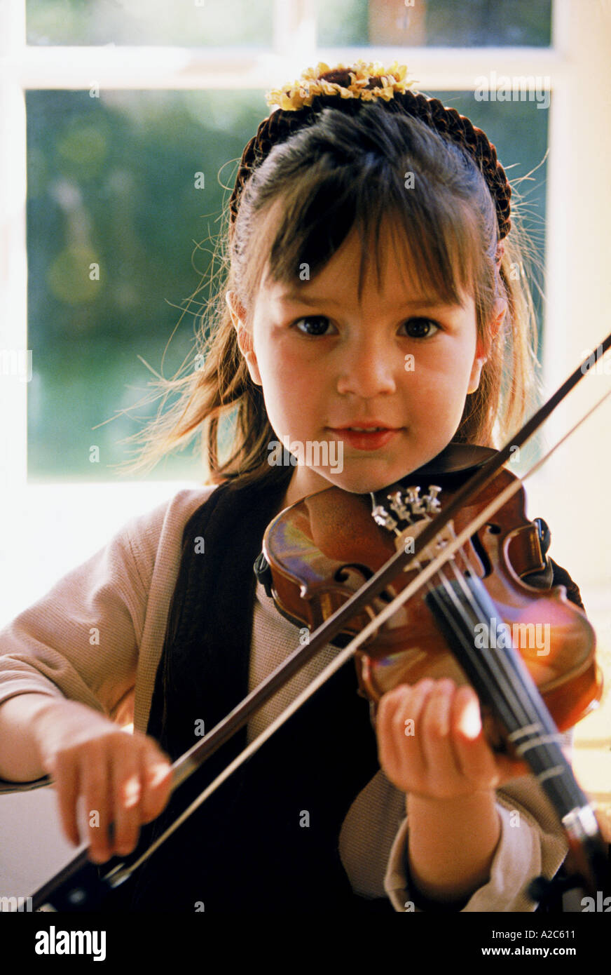Child prodigy violin hi-res stock photography and images - Alamy