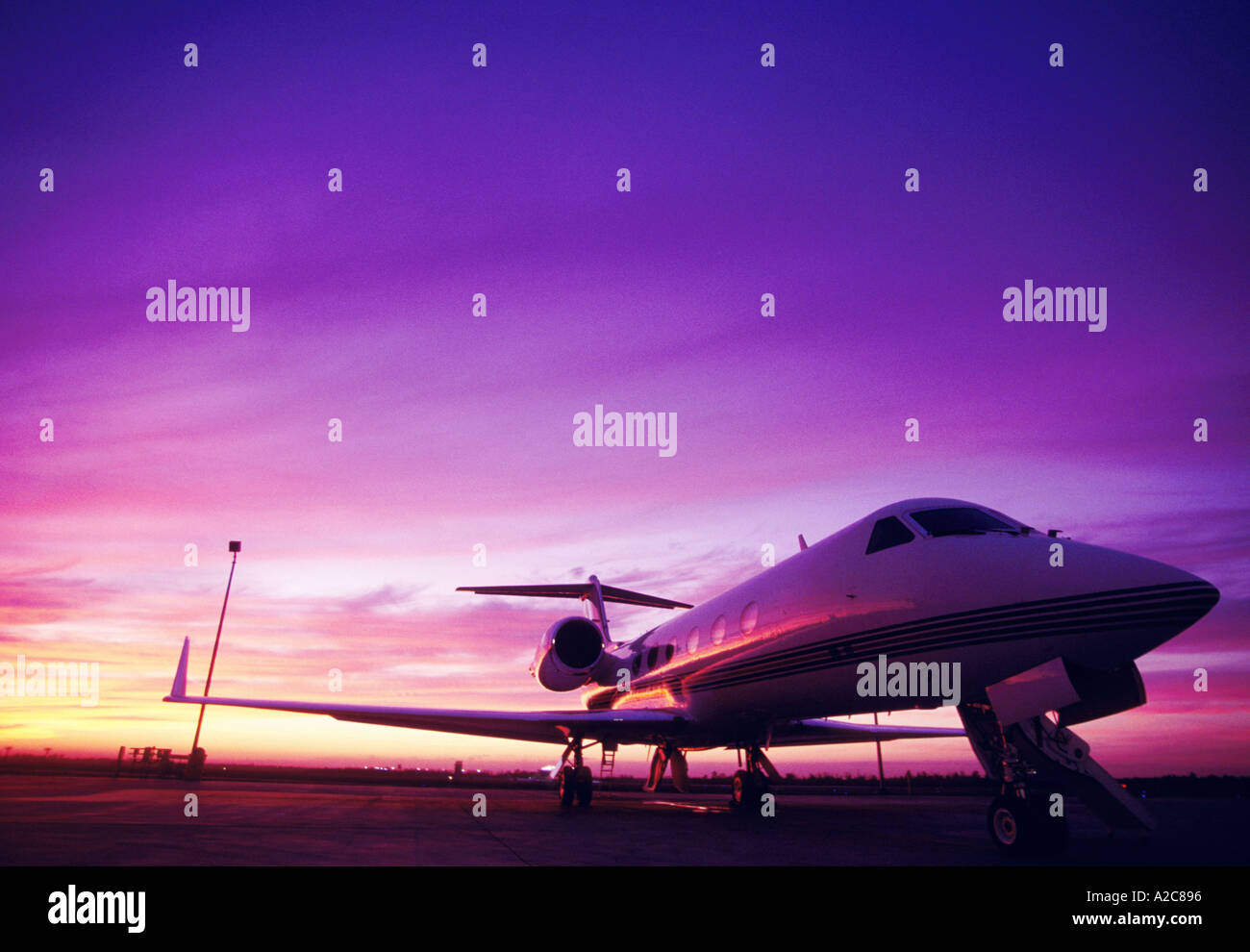 5 jet airplanes hi-res stock photography and images - Alamy