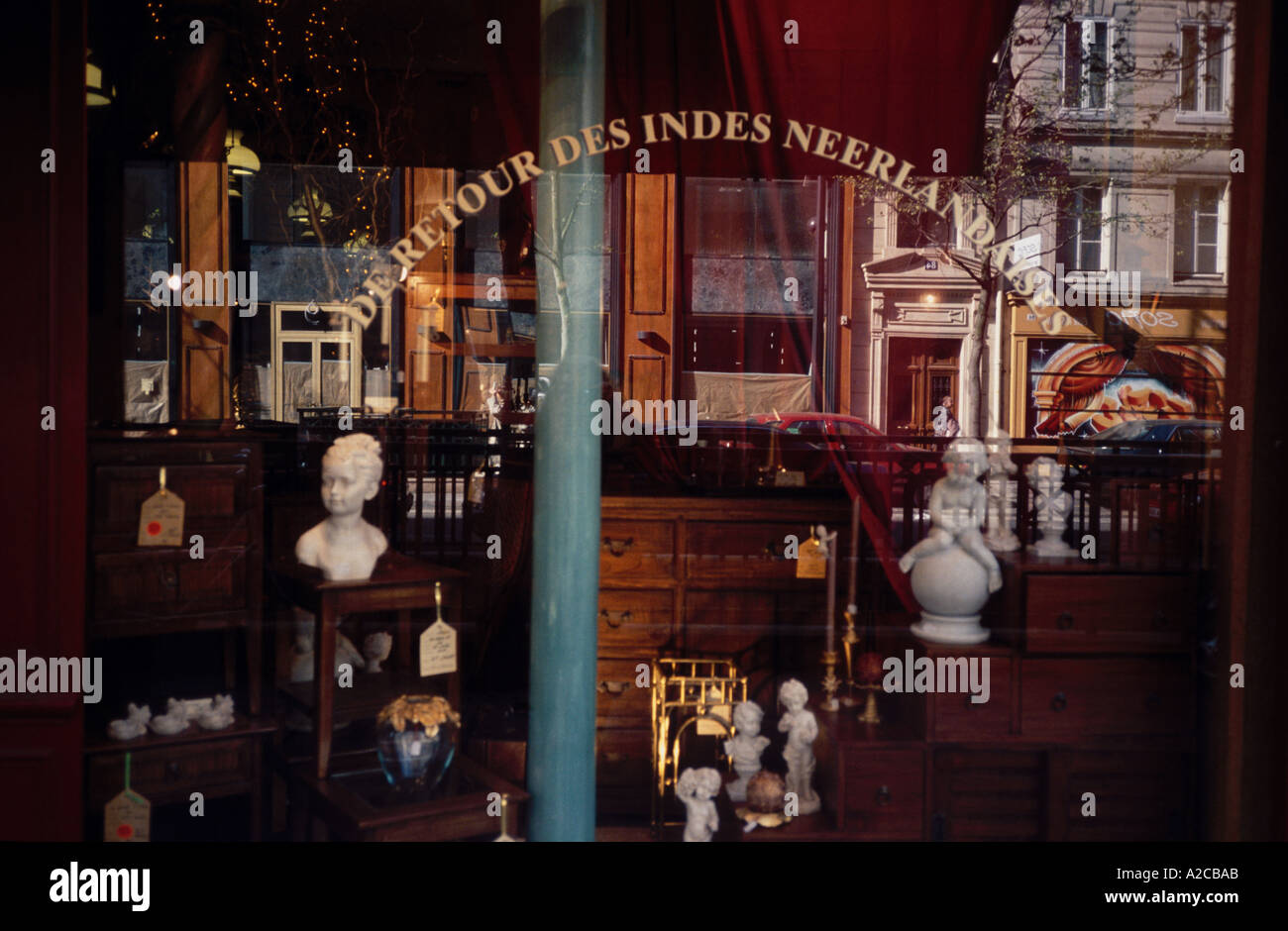 Antique shop window Paris Stock Photo - Alamy