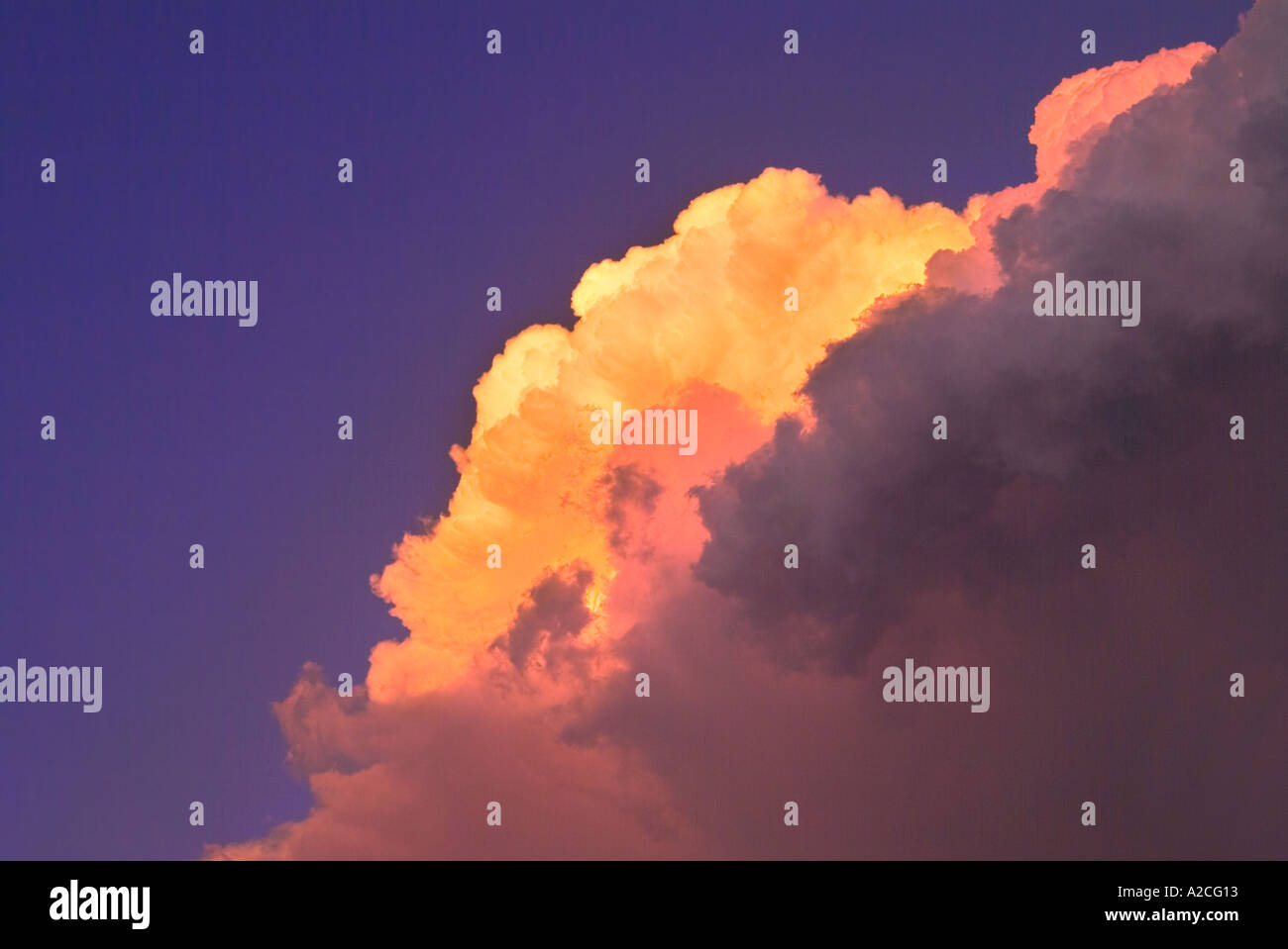 Singular white cloud hi-res stock photography and images - Alamy