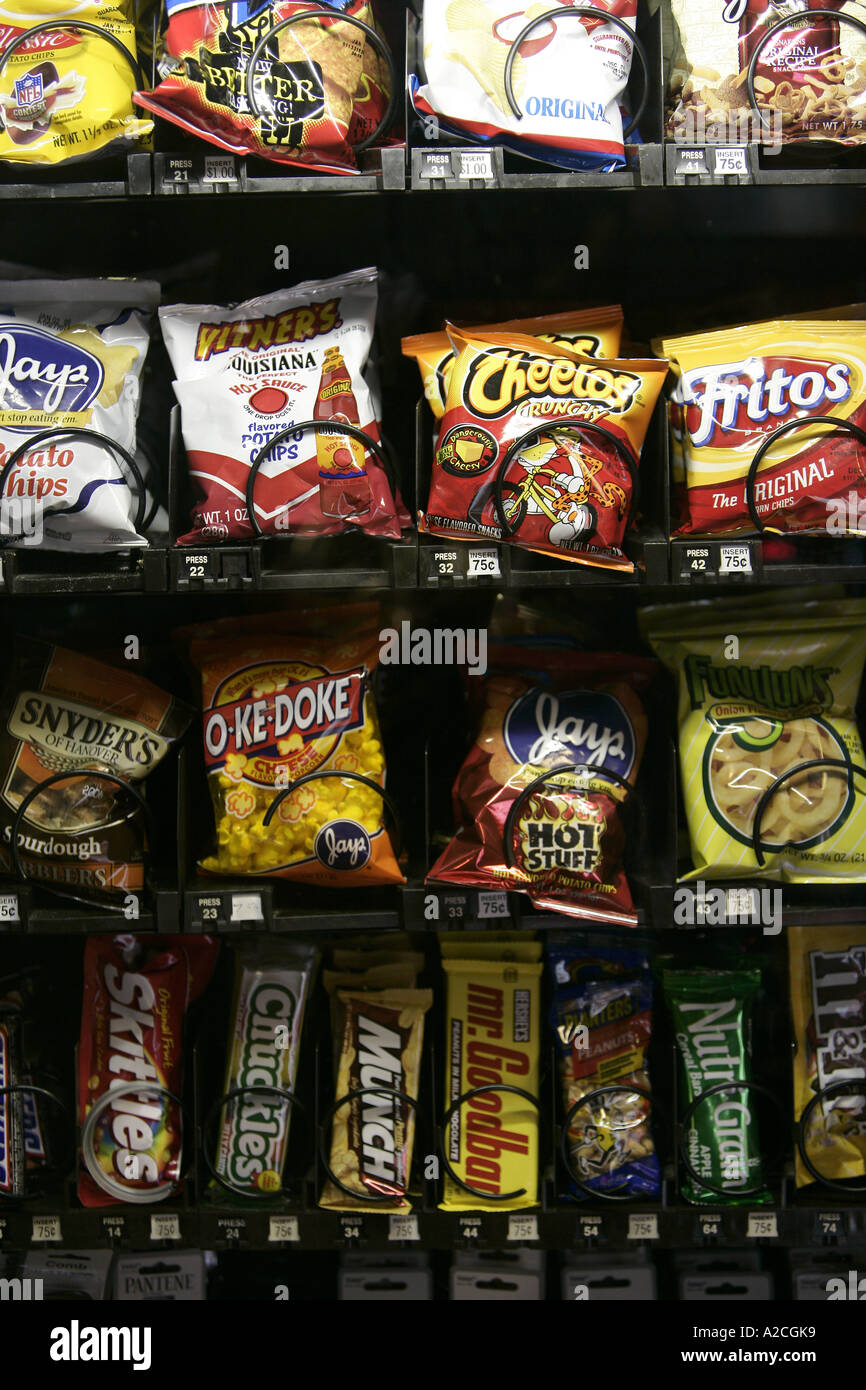 Crisps vending machine hi-res stock photography and images - Alamy