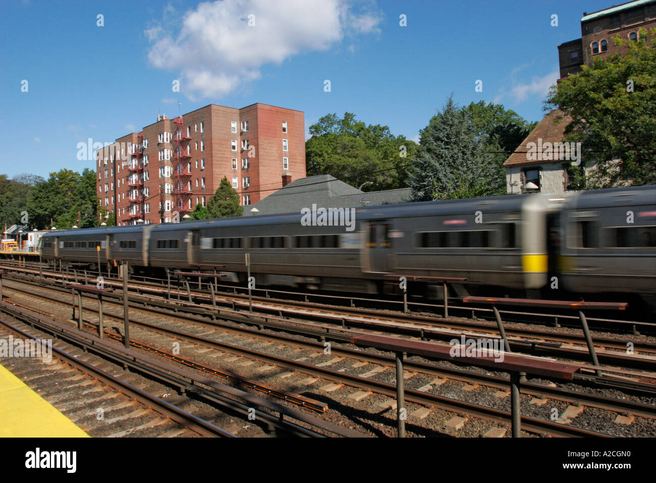 Kew gardens station hi-res stock photography and images - Alamy