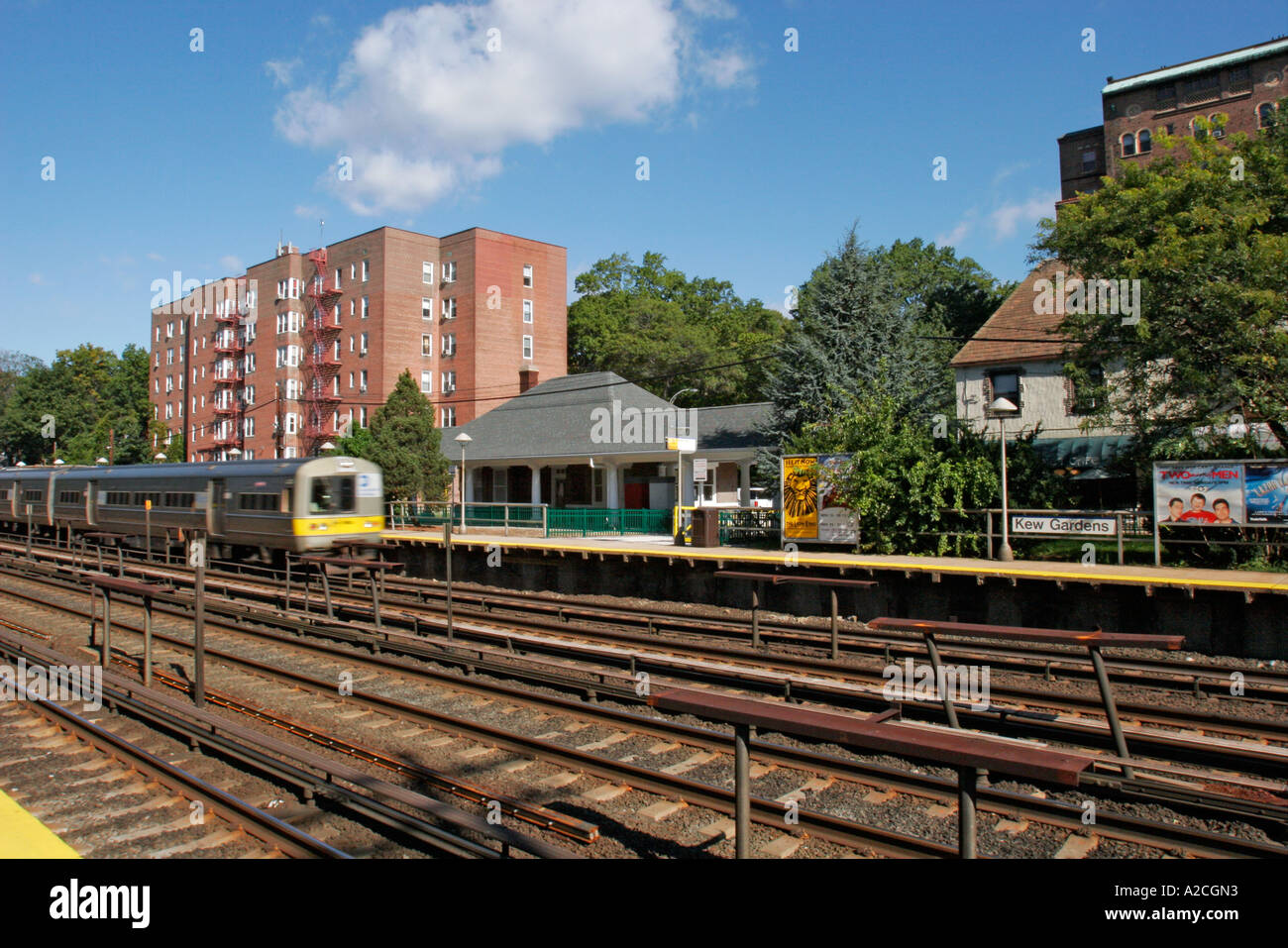 Kew gardens station hi-res stock photography and images - Alamy