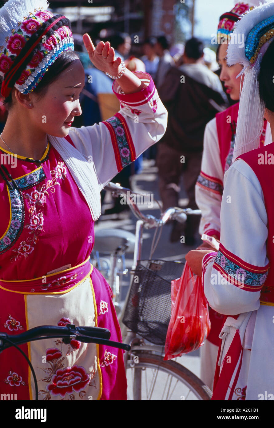 Bai women in traditional costume hi-res stock photography and images ...