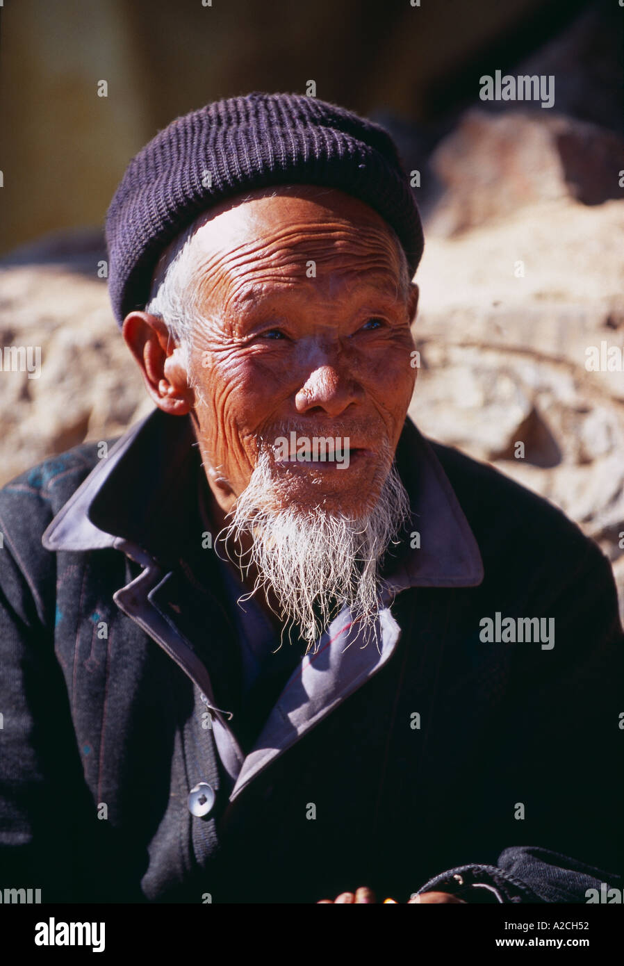 Old chinese man beard hi-res stock photography and images - Alamy