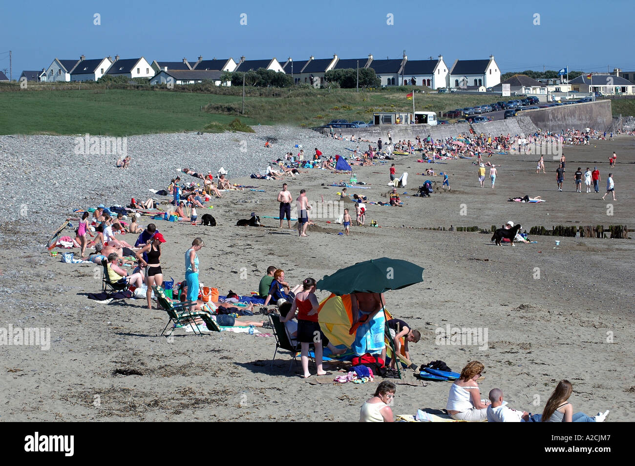 Busy beach scene hi-res stock photography and images - Alamy