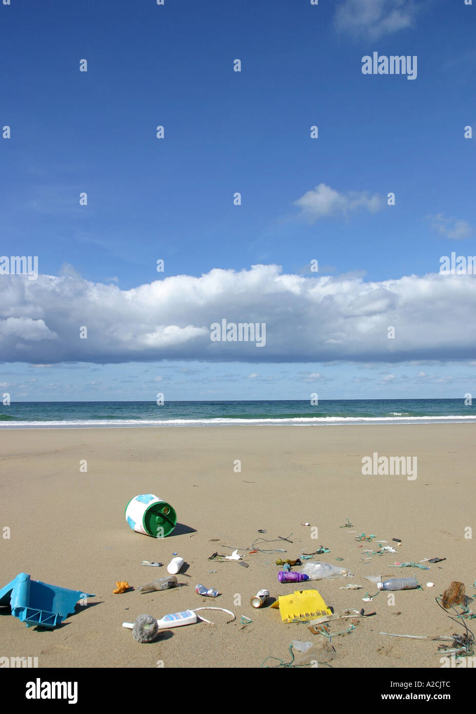 Rubbish washed up on a beach Stock Photo - Alamy