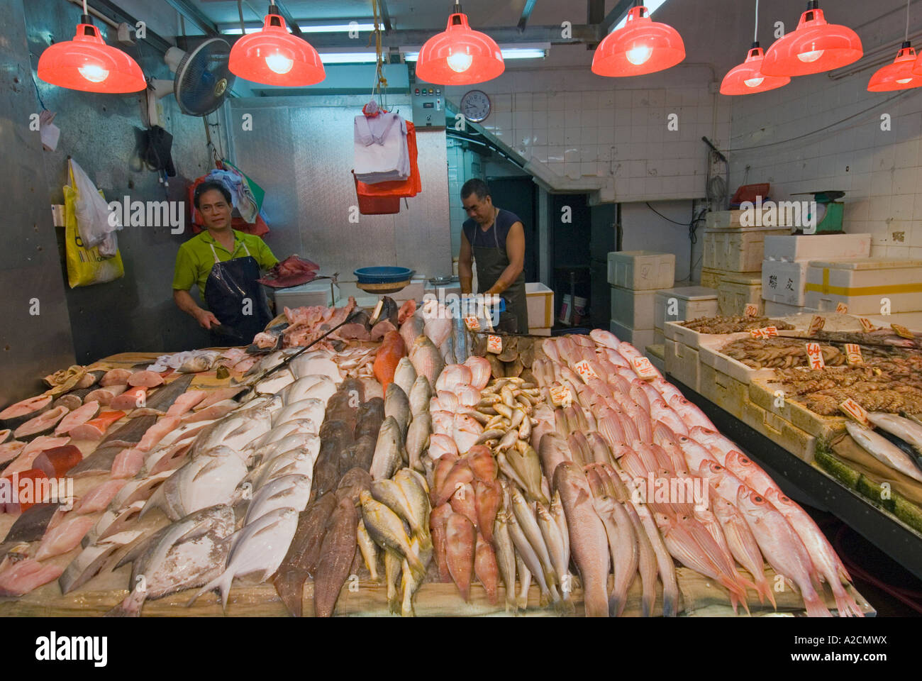 Fishmonger shop hi-res stock photography and images - Alamy