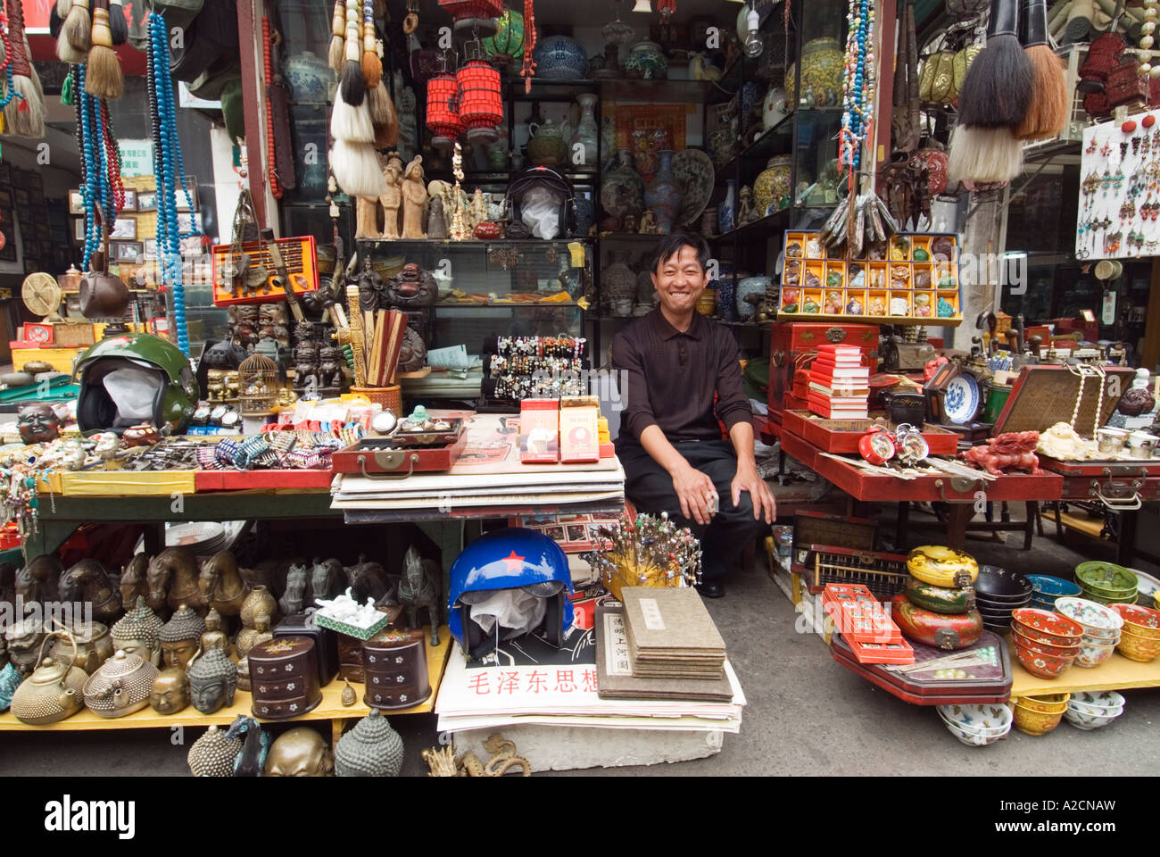 Shopkeeper waiting at antique shop in Dongtai Market in Shanghai Stock ...