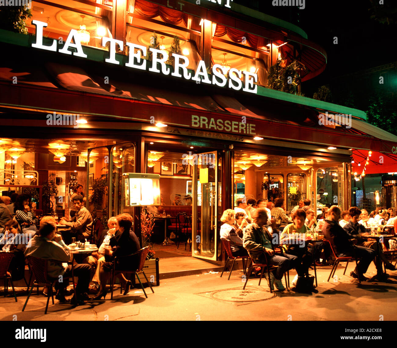 Paris pavement hi-res stock photography and images - Alamy