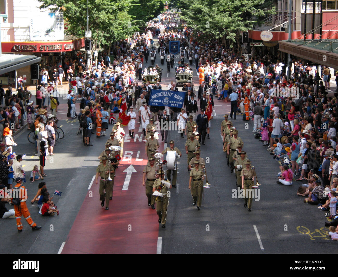 Anzac day parade hi-res stock photography and images - Alamy