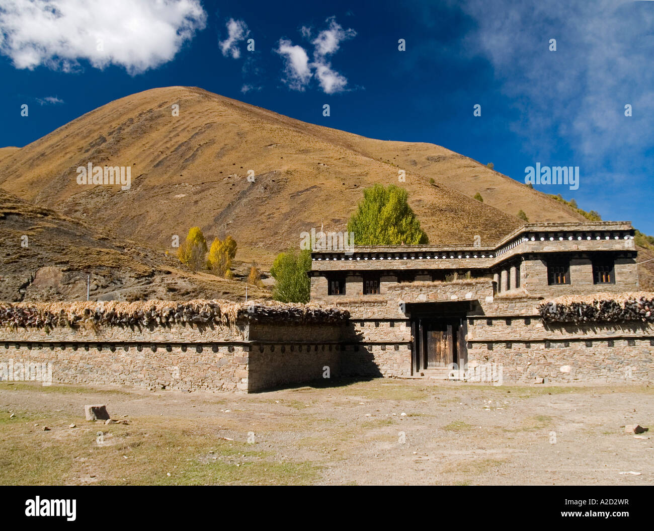 Tibetan home and landscape Daocheng China Stock Photo - Alamy