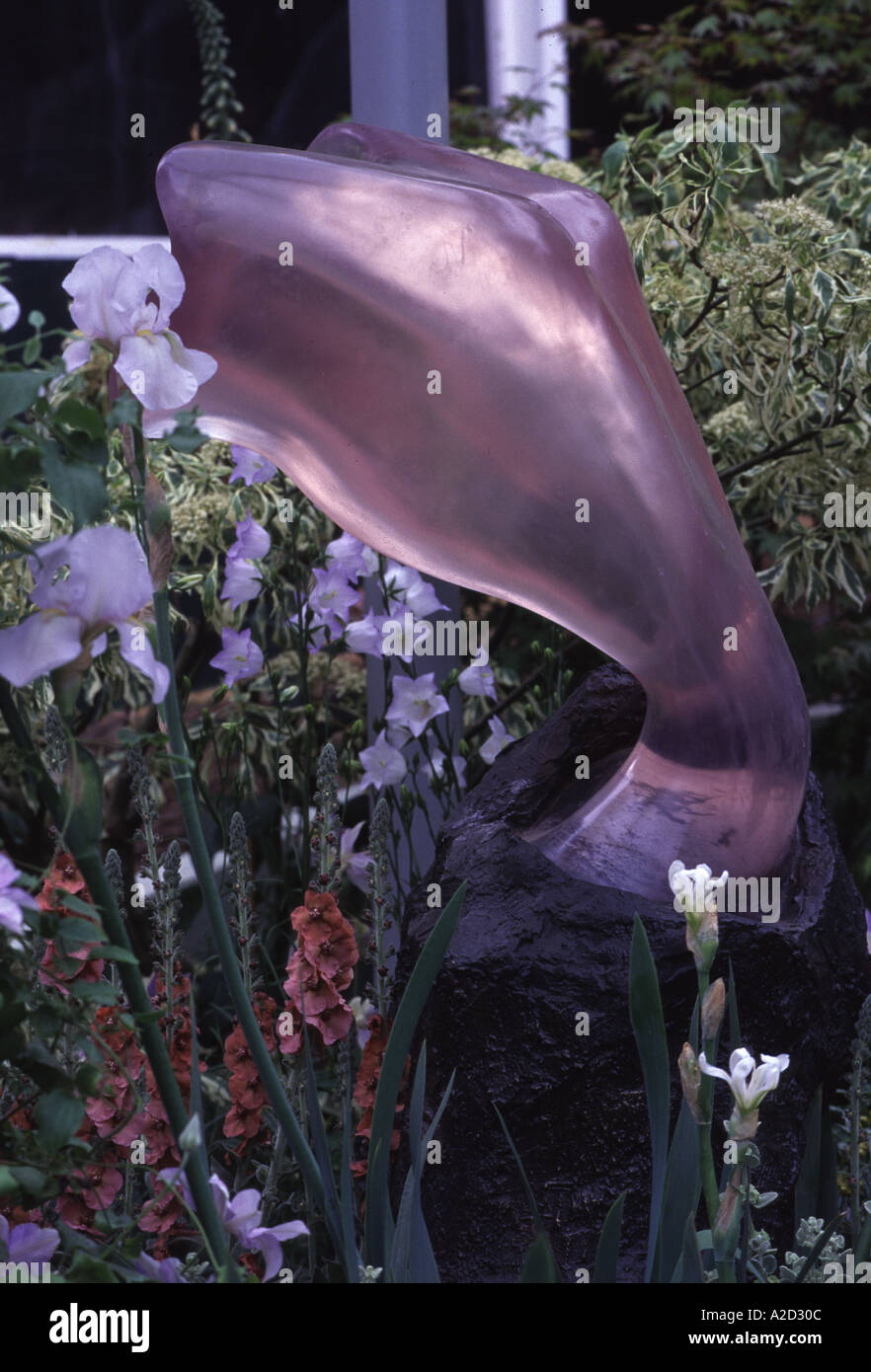 Modern Glass Sculpture in garden The Accenture garden Through the Glass ...