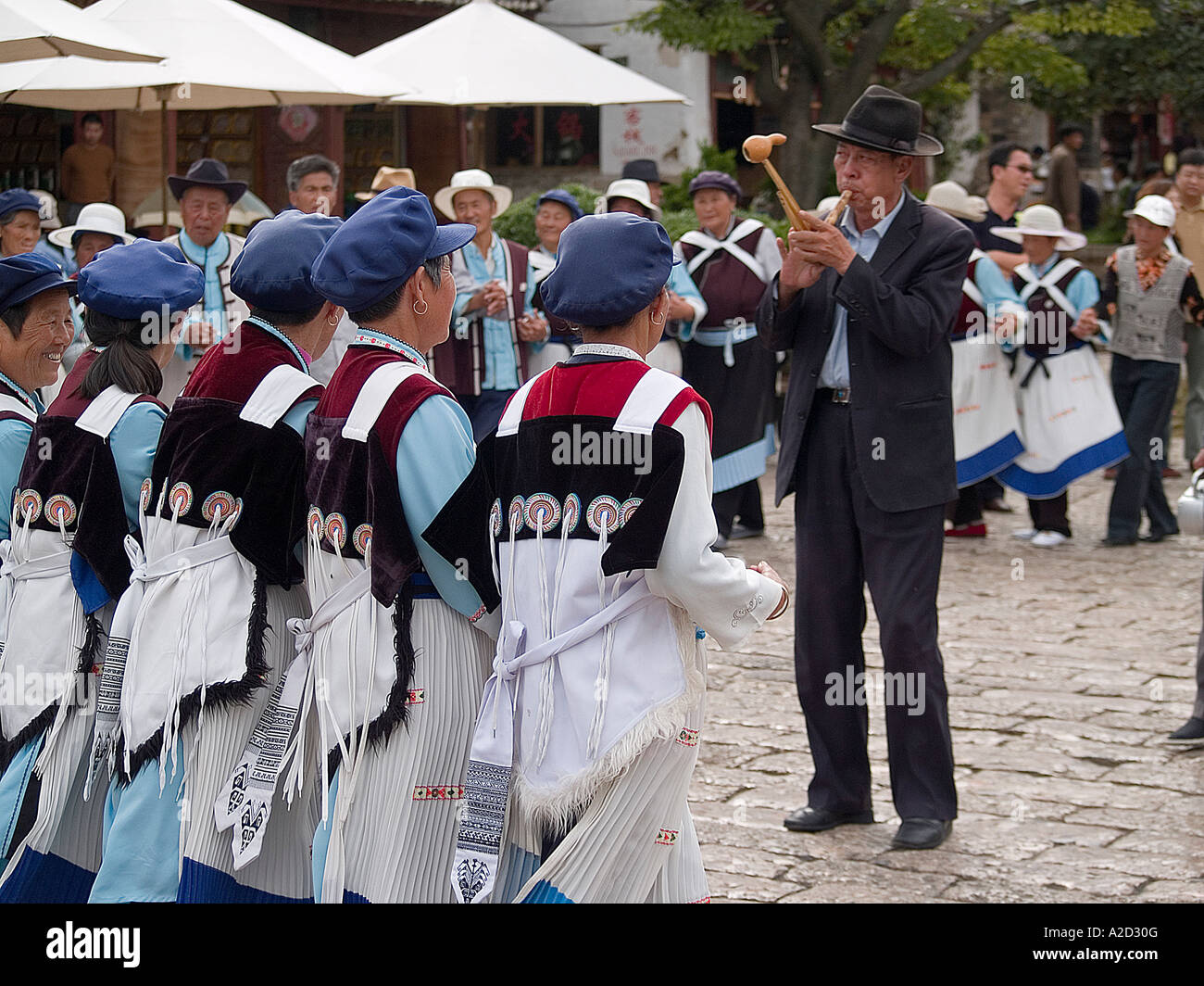 Dancing around the circle hi-res stock photography and images - Alamy
