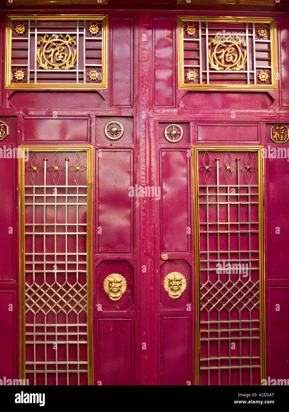 Chinese door design Shangri La Yunnan China Stock Photo - Alamy
