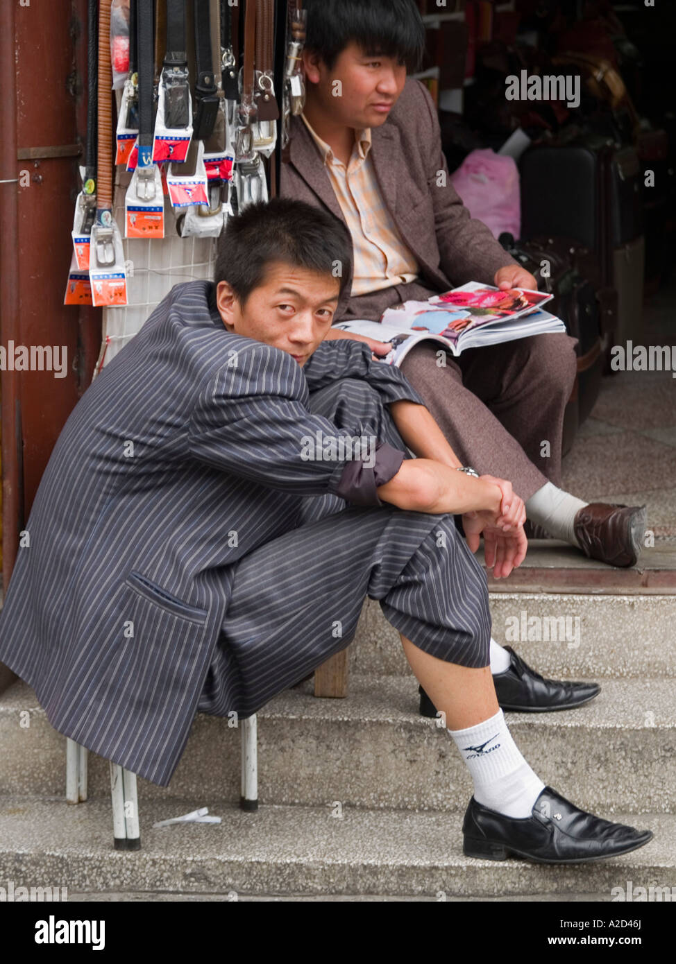 showing leg chinese salesman Dali China Stock Photo - Alamy
