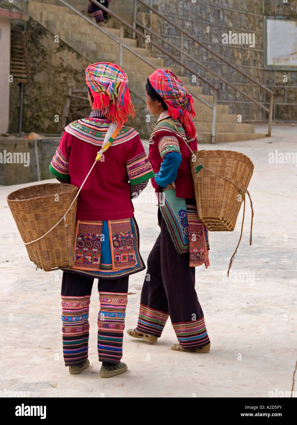 Hani women standing with their baskets Shalatou market China Stock ...