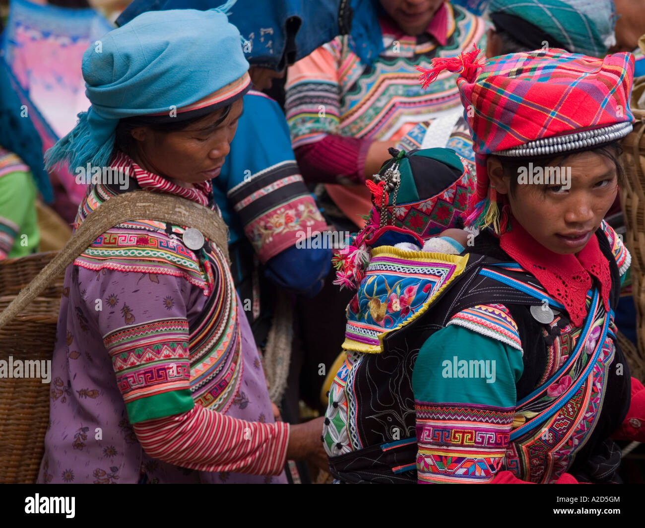 Hani women in crowded market Shalatou Yunnan China Stock Photo - Alamy