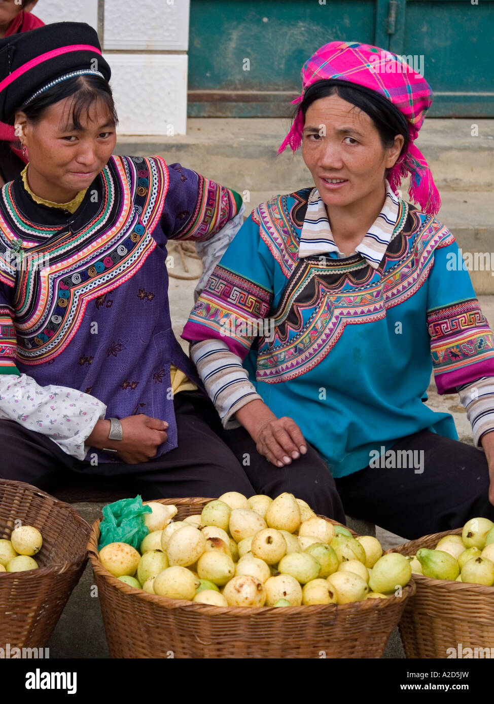 2 Hani pear vendors Shalatou market Yuanyang China Stock Photo - Alamy