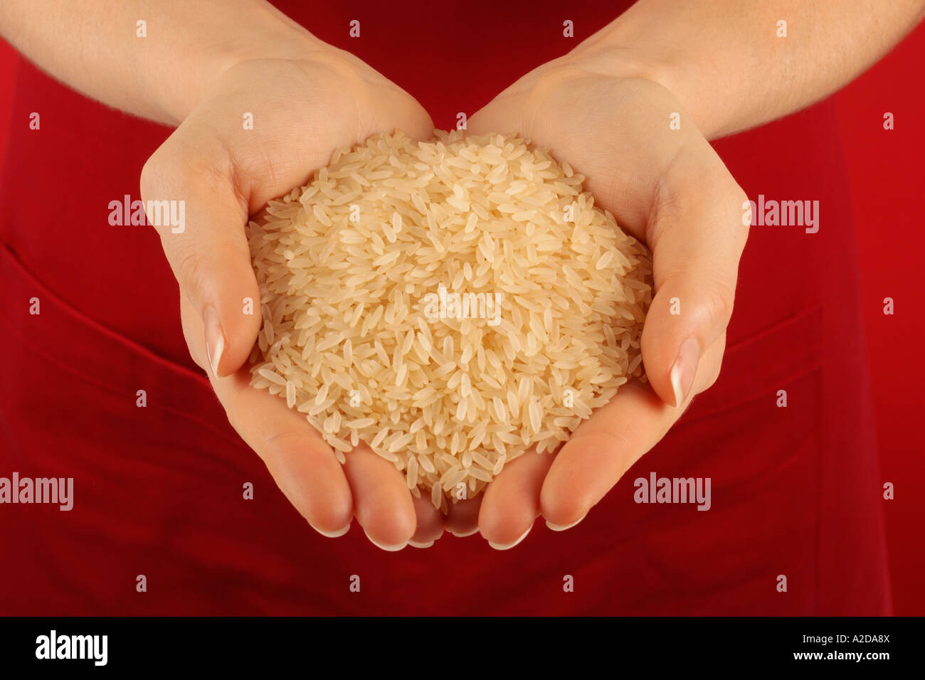 HANDFUL OF LONG GRAIN RICE Stock Photo - Alamy