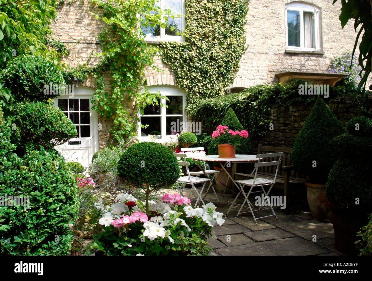 Outdoor dining table and chairs hi-res stock photography and images - Alamy