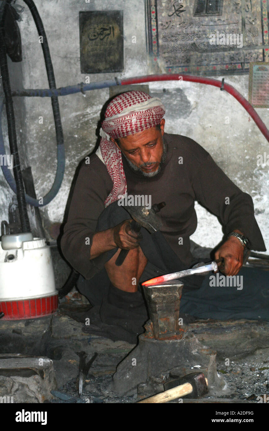 Blacksmith making traditional Yemeni daggers Yemen Stock Photo - Alamy