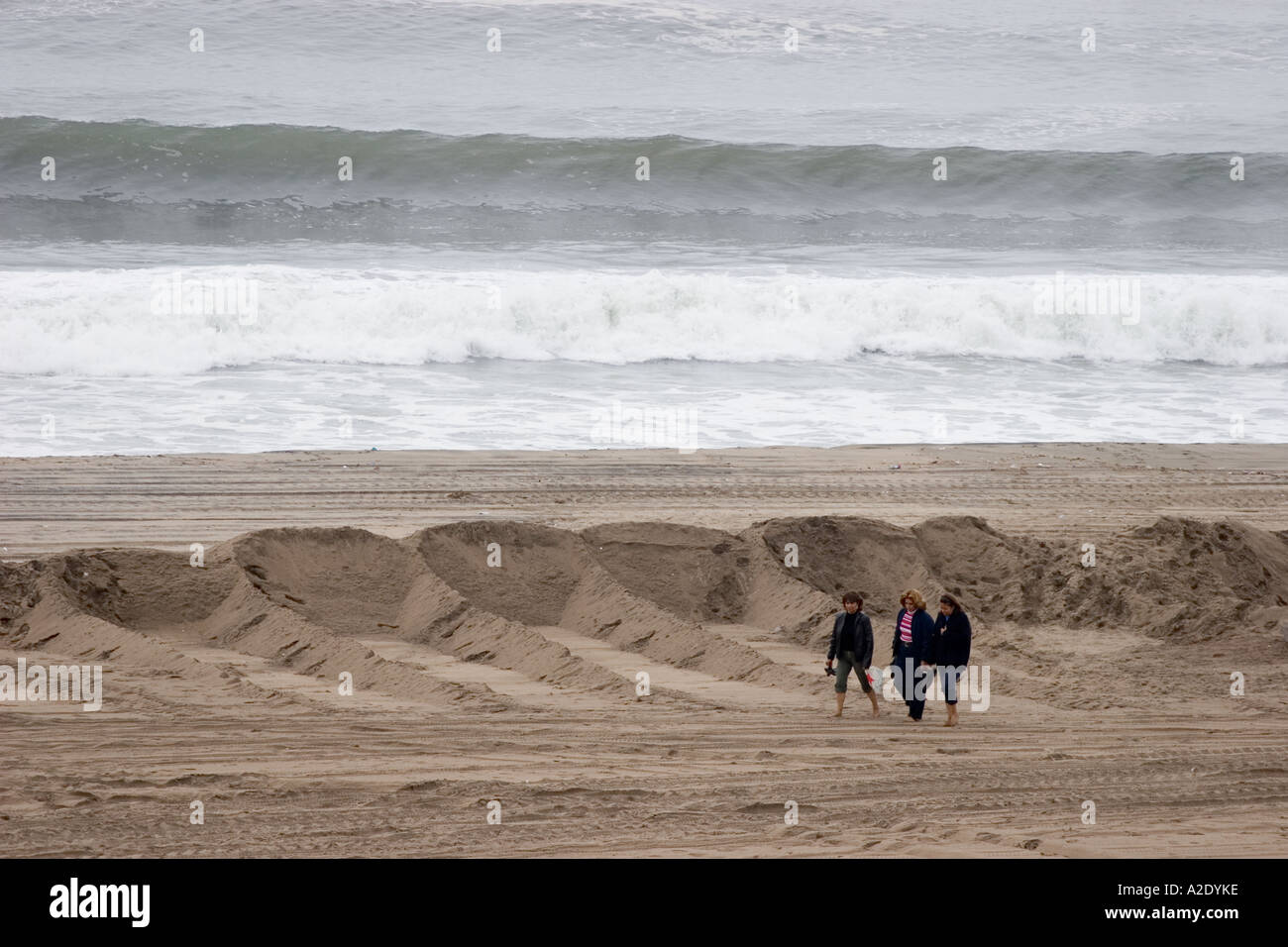 Sand berm hi-res stock photography and images - Alamy