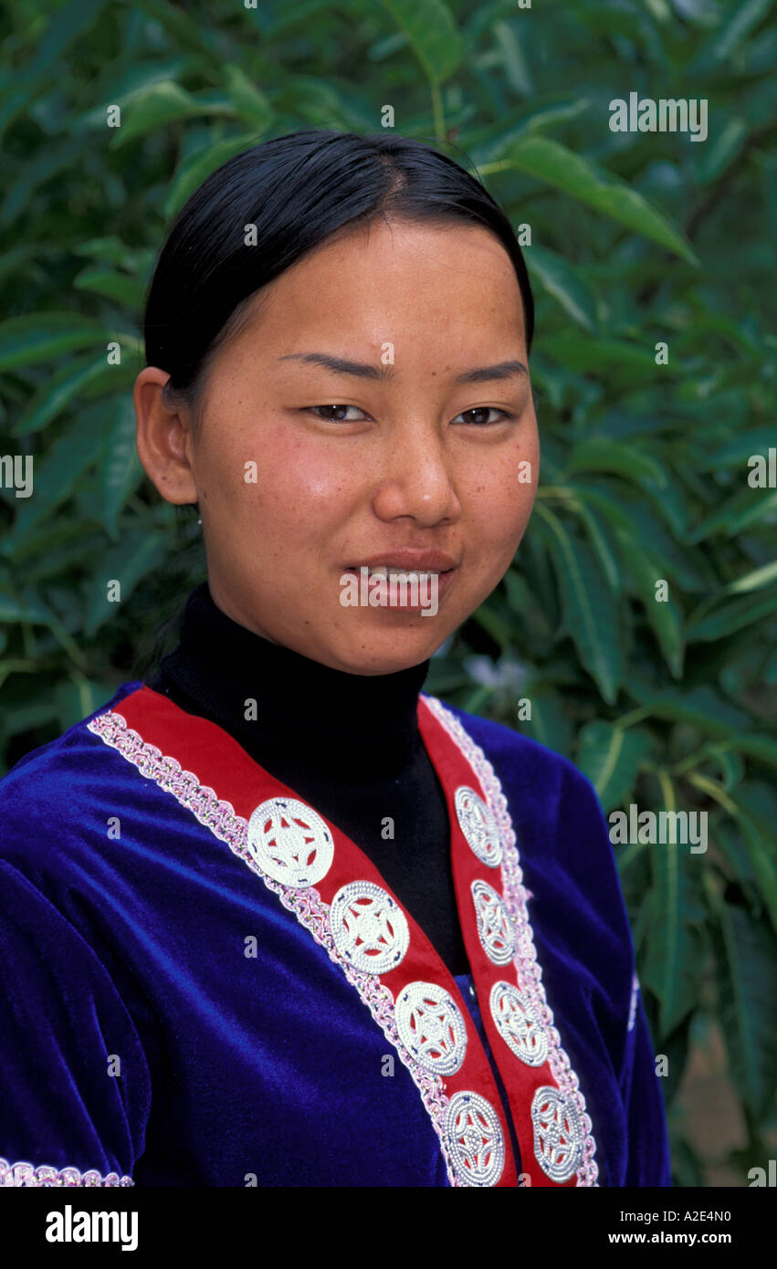 China, Yunnan Province, Kunming. Young De'ang woman in traditional ...
