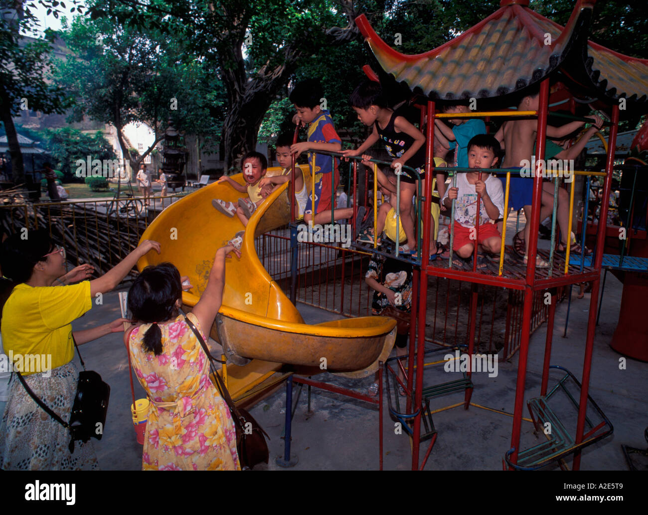 Child going down playground slide hi-res stock photography and images ...