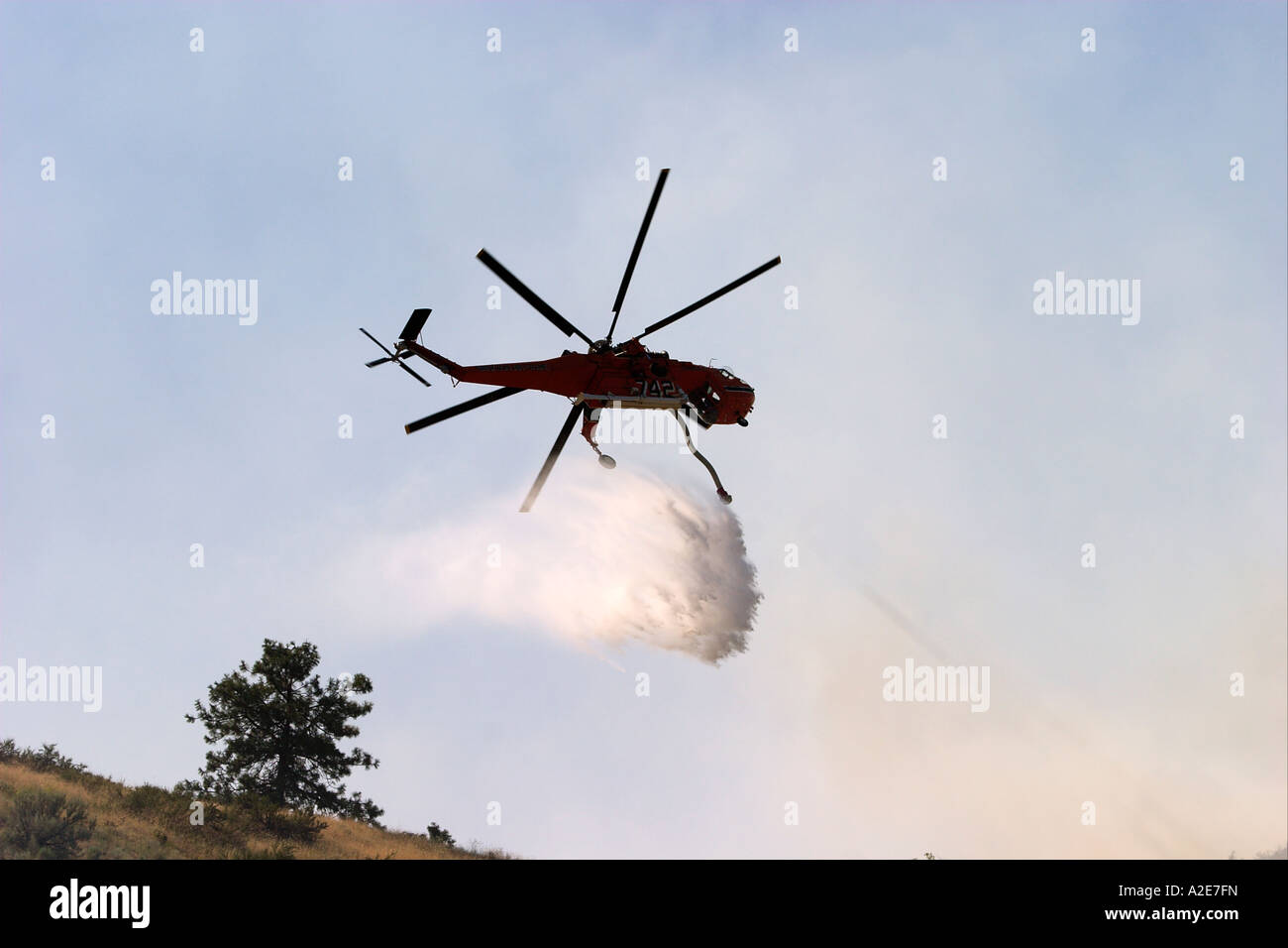 Skycrane helicopter forest fire smoke hi-res stock photography and ...