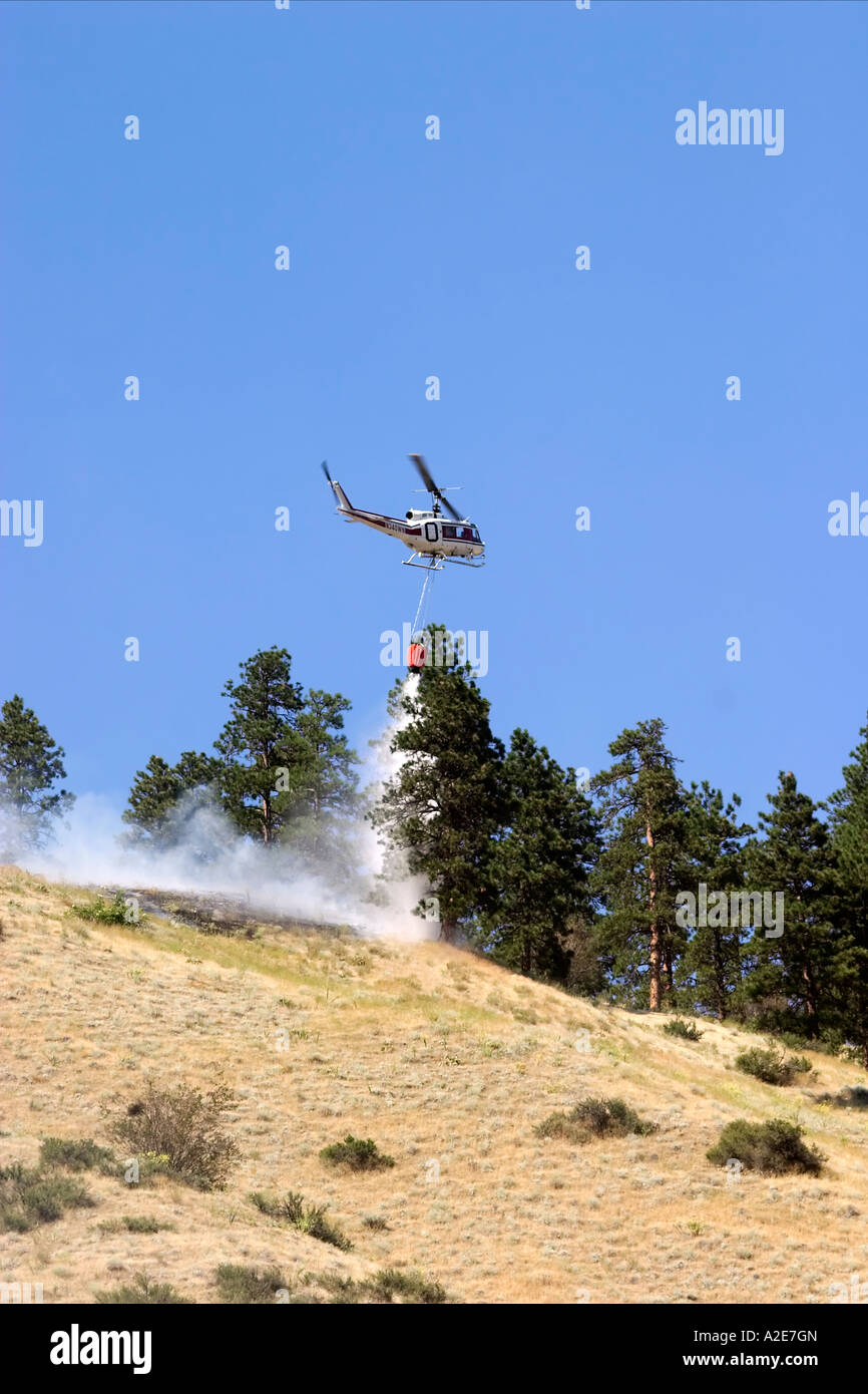 Water dropping helicopters hi-res stock photography and images - Alamy