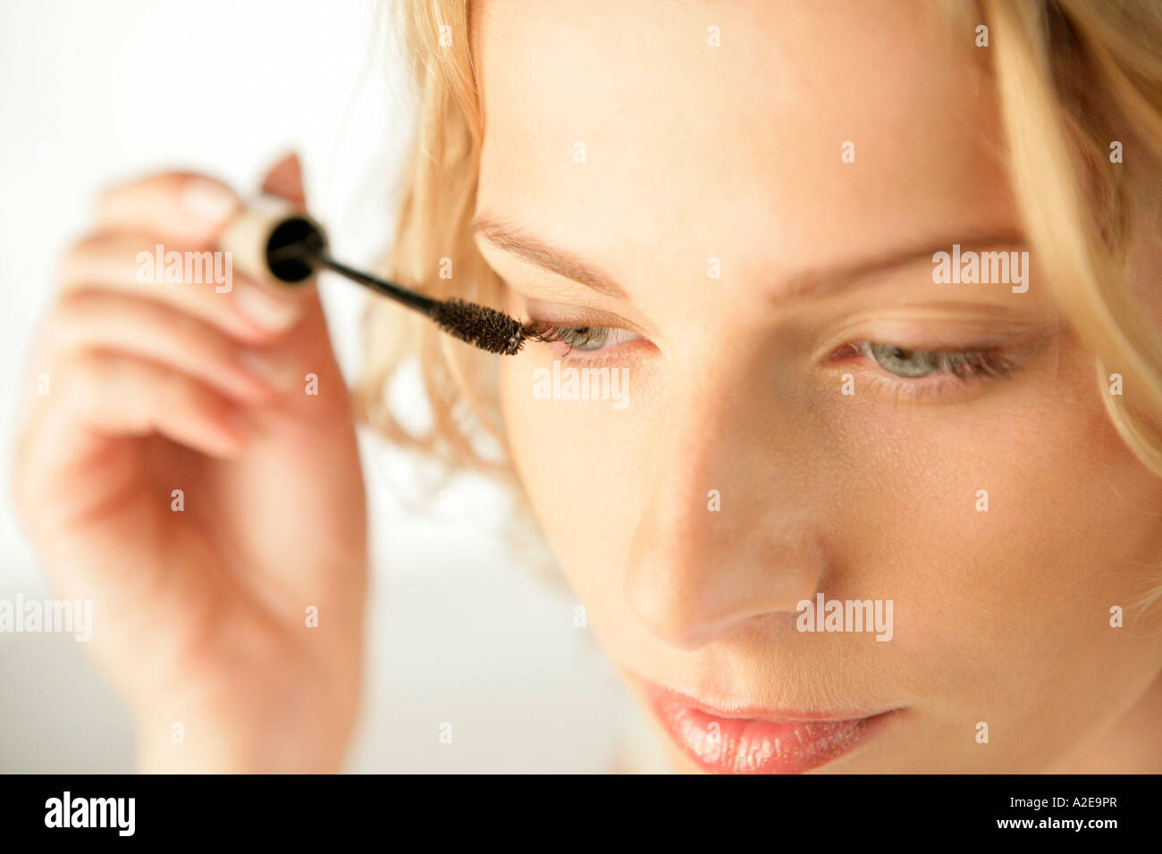 Woman applying mascara Stock Photo - Alamy