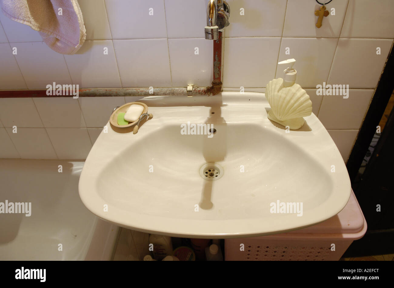 Antique washbowl hi-res stock photography and images - Alamy