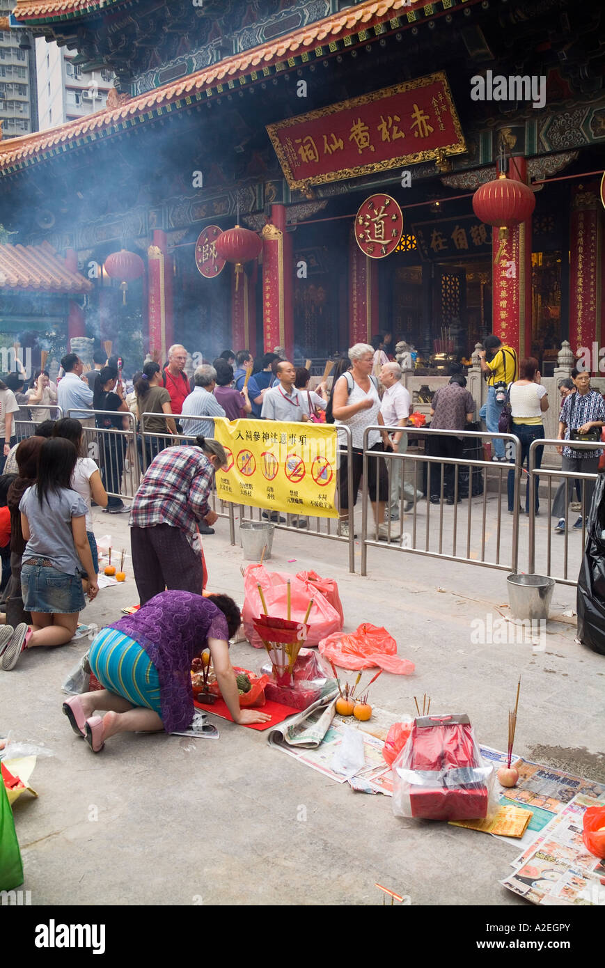 dh Temple WONG TAI SIN HONG KONG Worshippers kneeling and bowing with ...