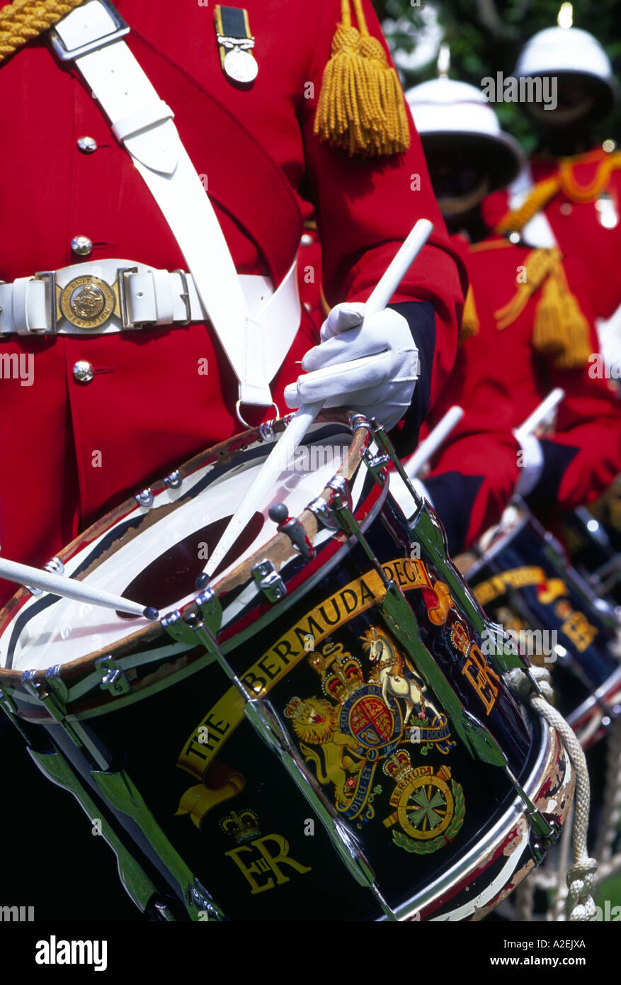 Caribbean, Bermuda. Uniformed guardsmen playing drum Stock Photo - Alamy