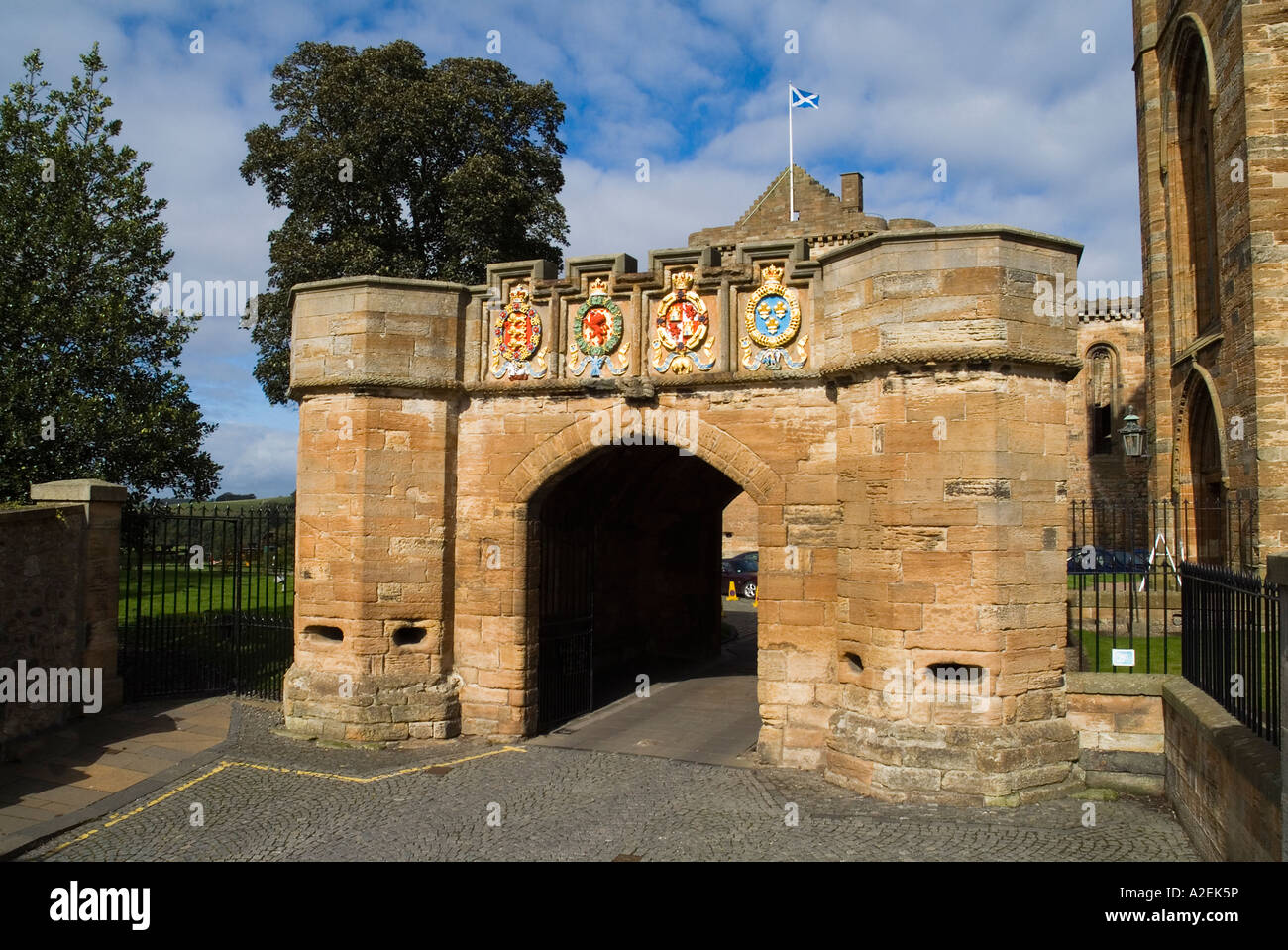 dh Linlithgow Palace outer gate LINLITHGOW LOTHIAN Historic Palace ...