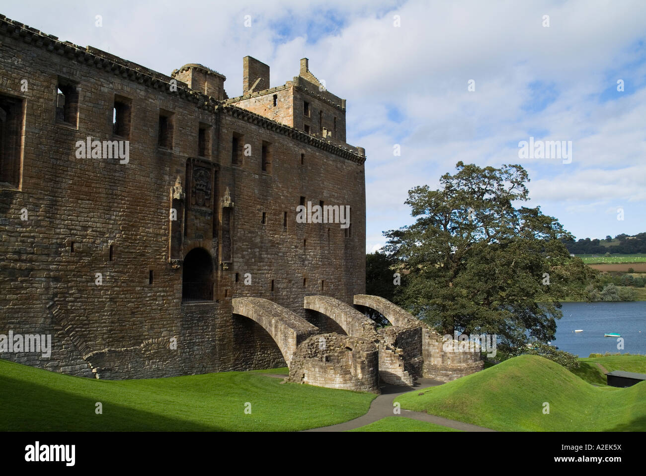 dh Linlithgow Palace LINLITHGOW WEST LOTHIAN Stonewalled palace castle ...