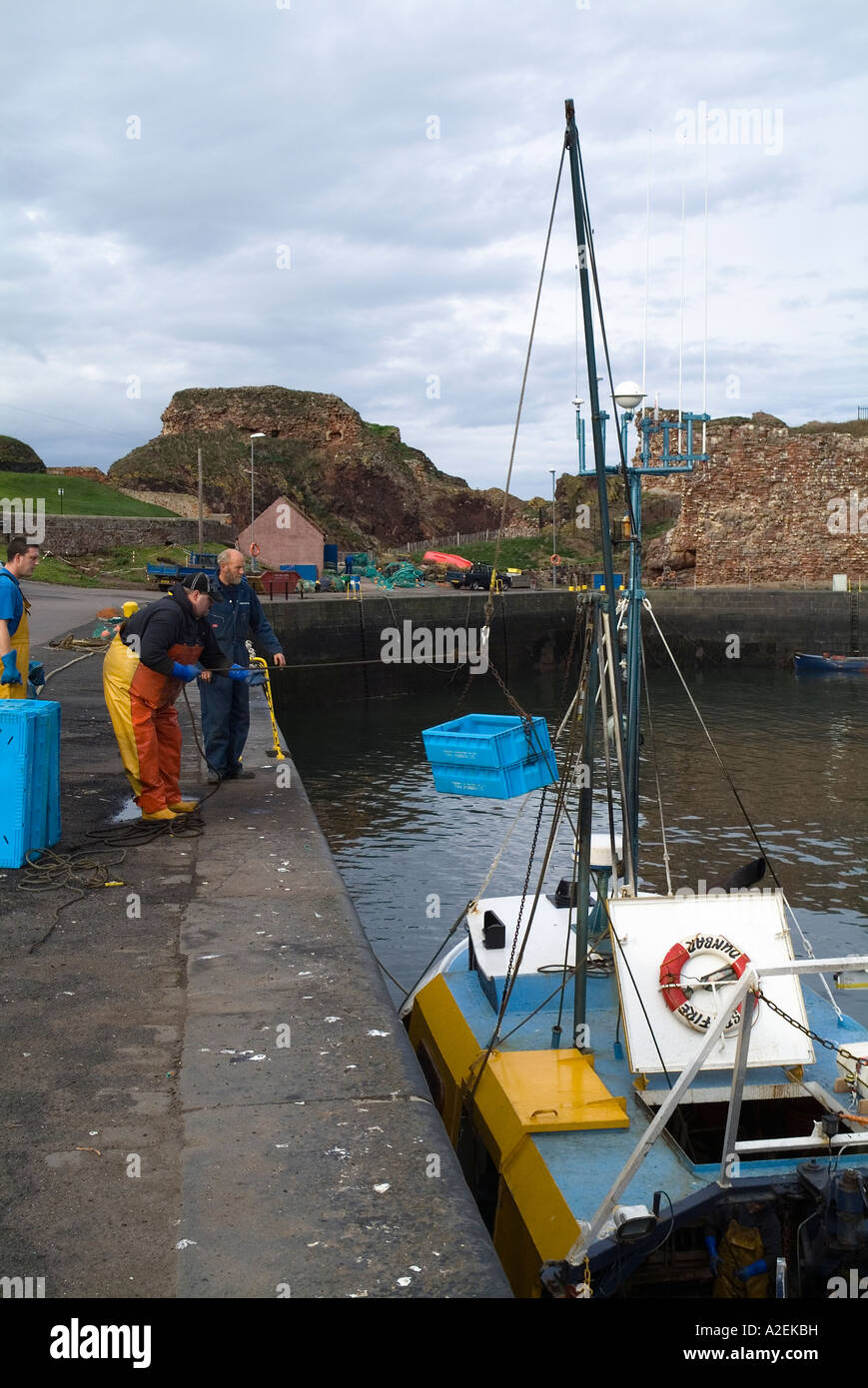 Boat fishermen scotland unloading High Resolution Stock Photography and ...
