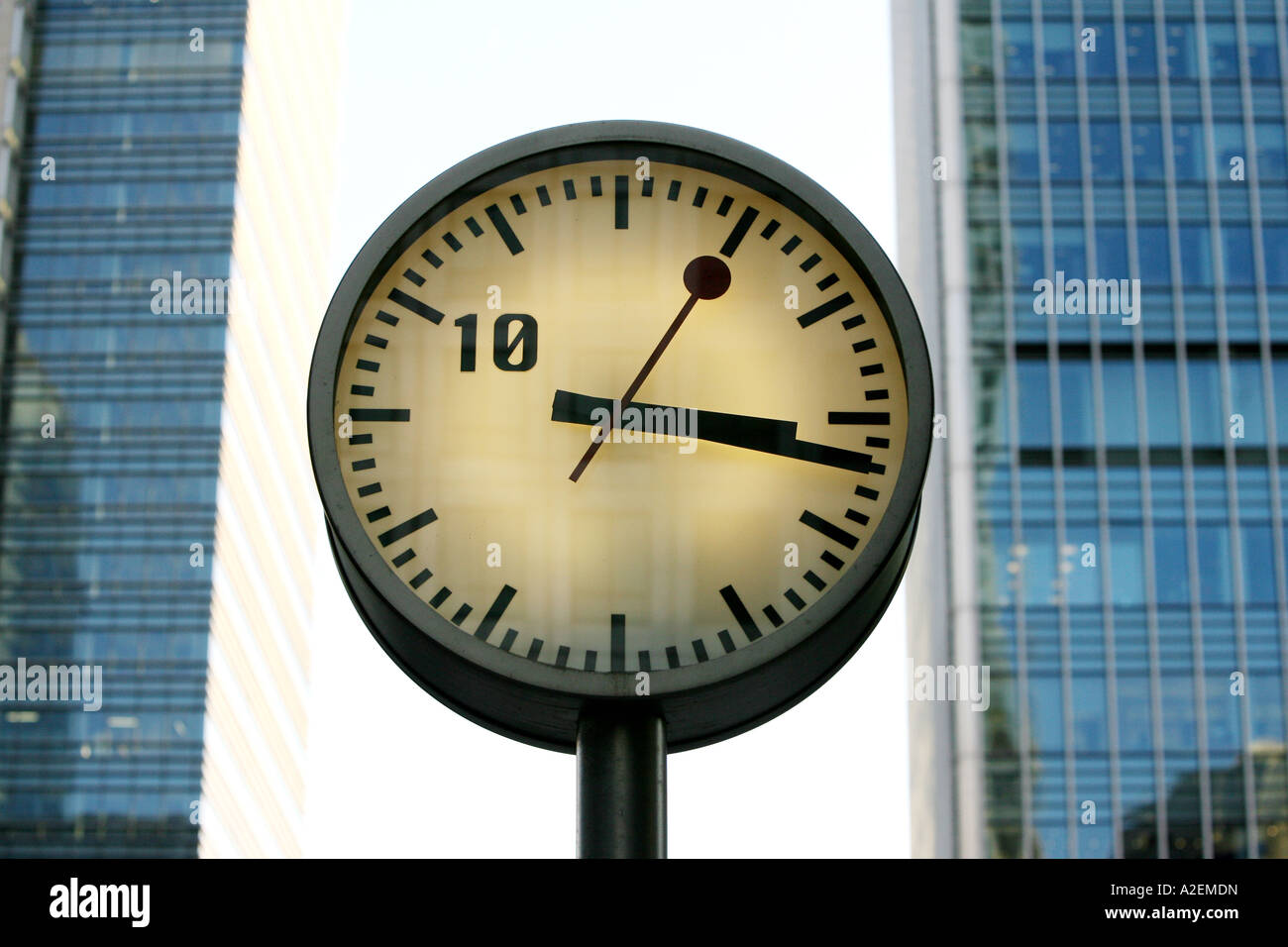 Clocks canary wharf east hi-res stock photography and images - Alamy