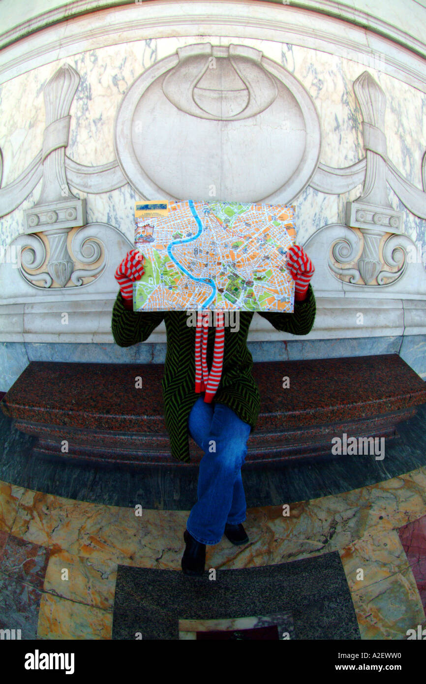 Soldier reading map hi-res stock photography and images - Alamy