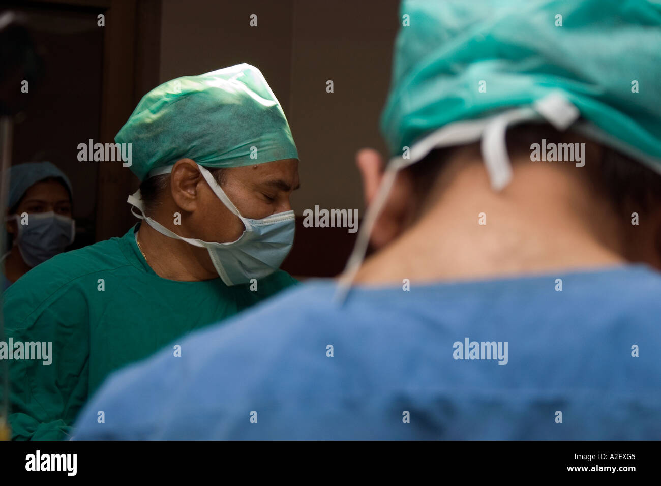 A surgeon gets ready to operate his patient Stock Photo - Alamy