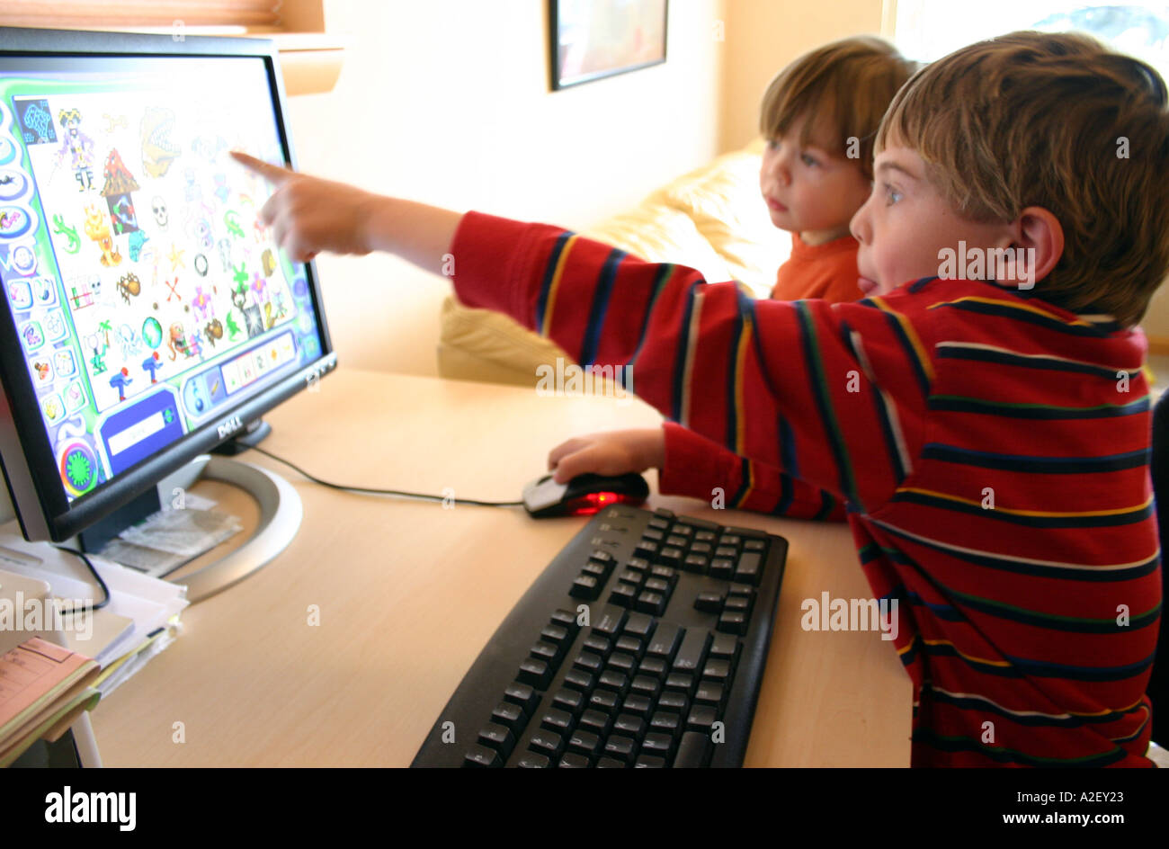 Older brother show younger hi-res stock photography and images - Alamy
