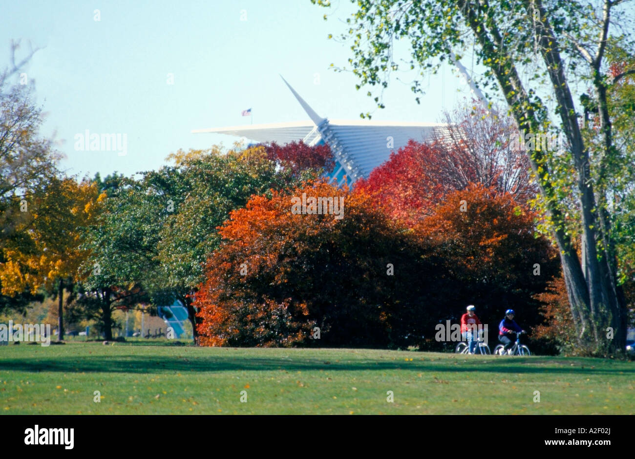 Fall foliage in Veterans Park with Calatrava wing of Milwaukee Art ...