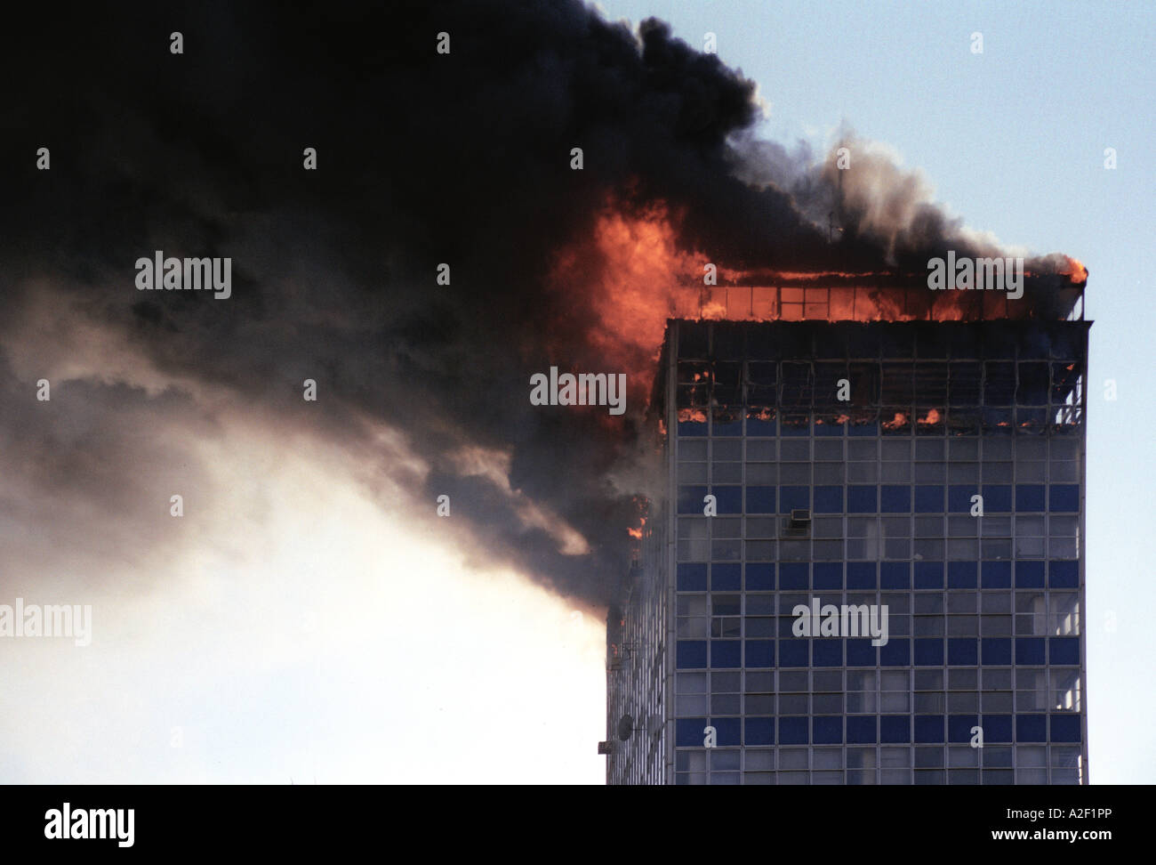 Building on fire Stock Photo - Alamy