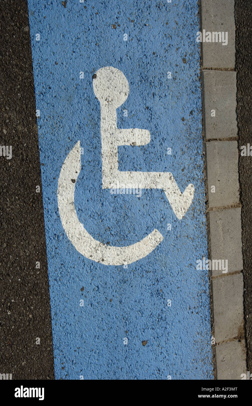Wheelchair sign in parking hi-res stock photography and images - Alamy
