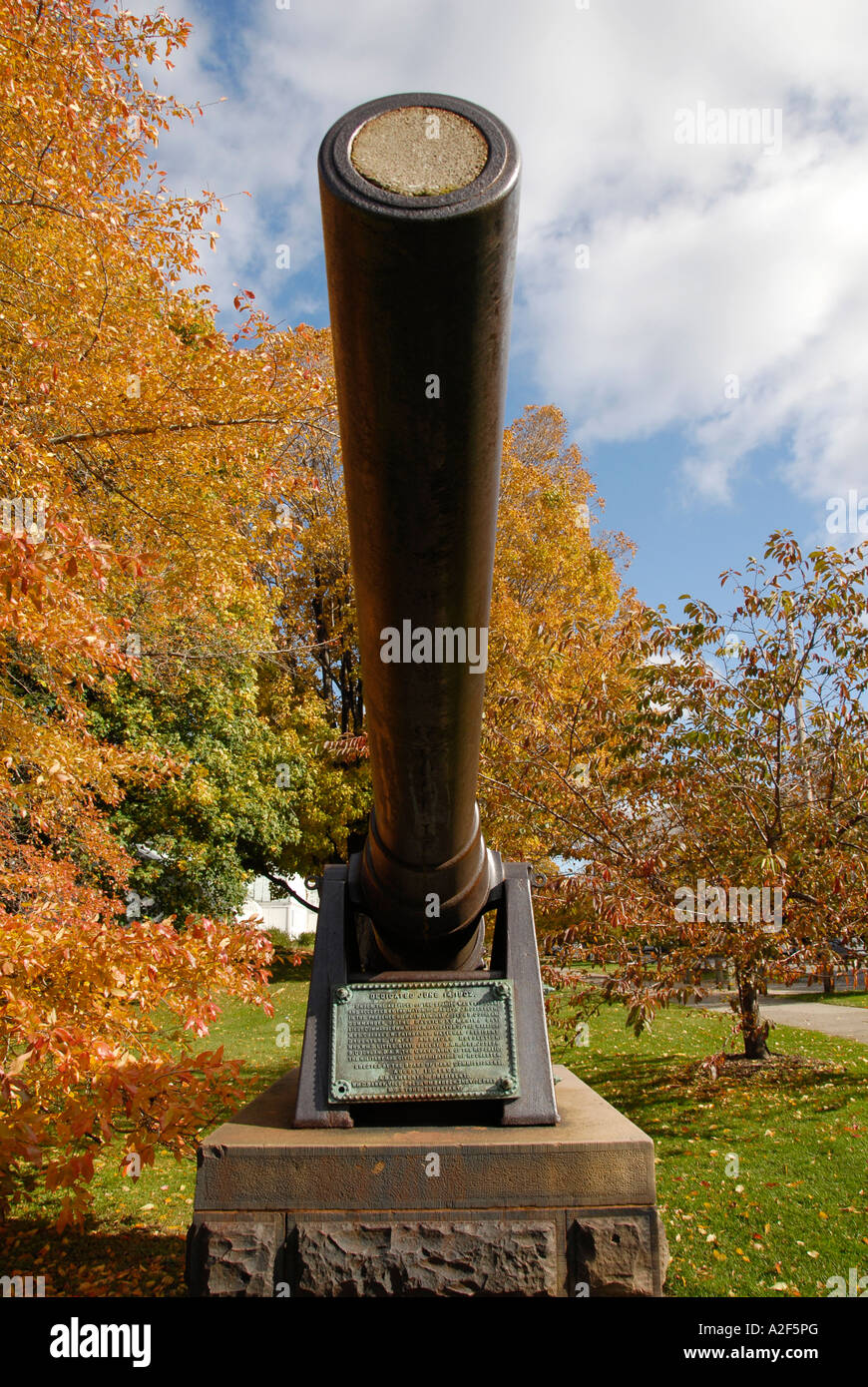 Trophy cannon from sunken Spanish Cruiser Castilla Stock Photo - Alamy