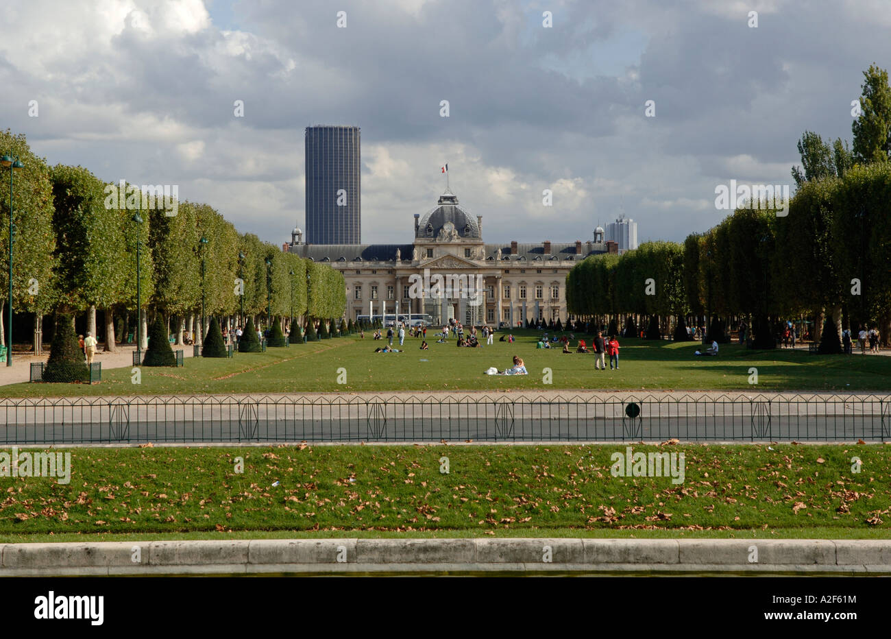 Paris, Parc du Champ de Mars, Ecole Militaire Stock Photo - Alamy
