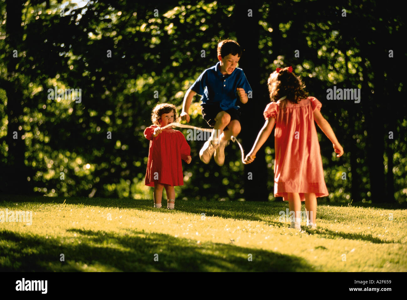 BOY AND GIRLS PLAYING SKIPPING GAMES Stock Photo - Alamy