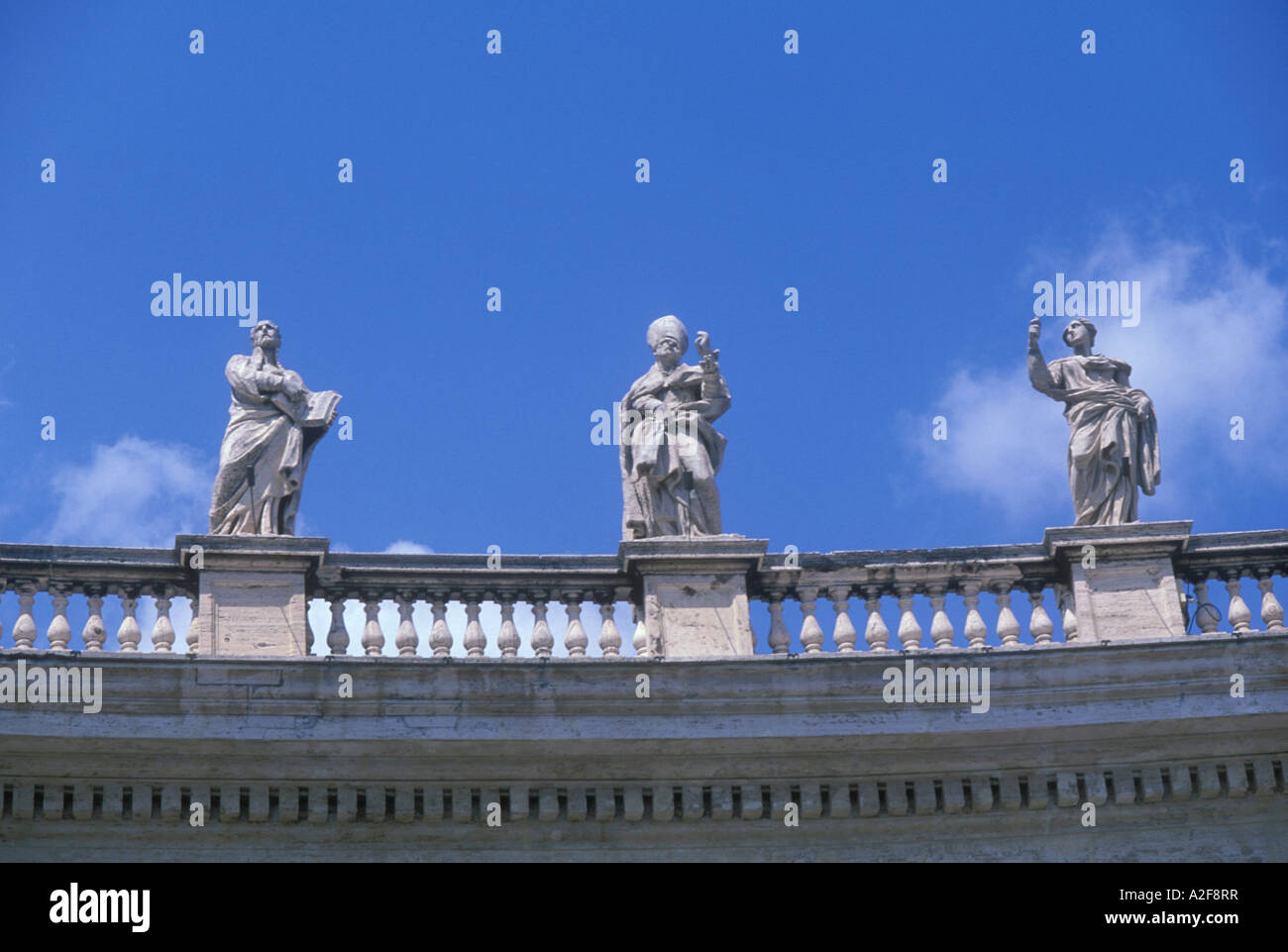 Statues on the roof hi-res stock photography and images - Alamy